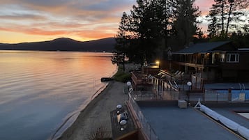 Uma praia privada, espreguiçadeiras, toalhas de praia, caiaque