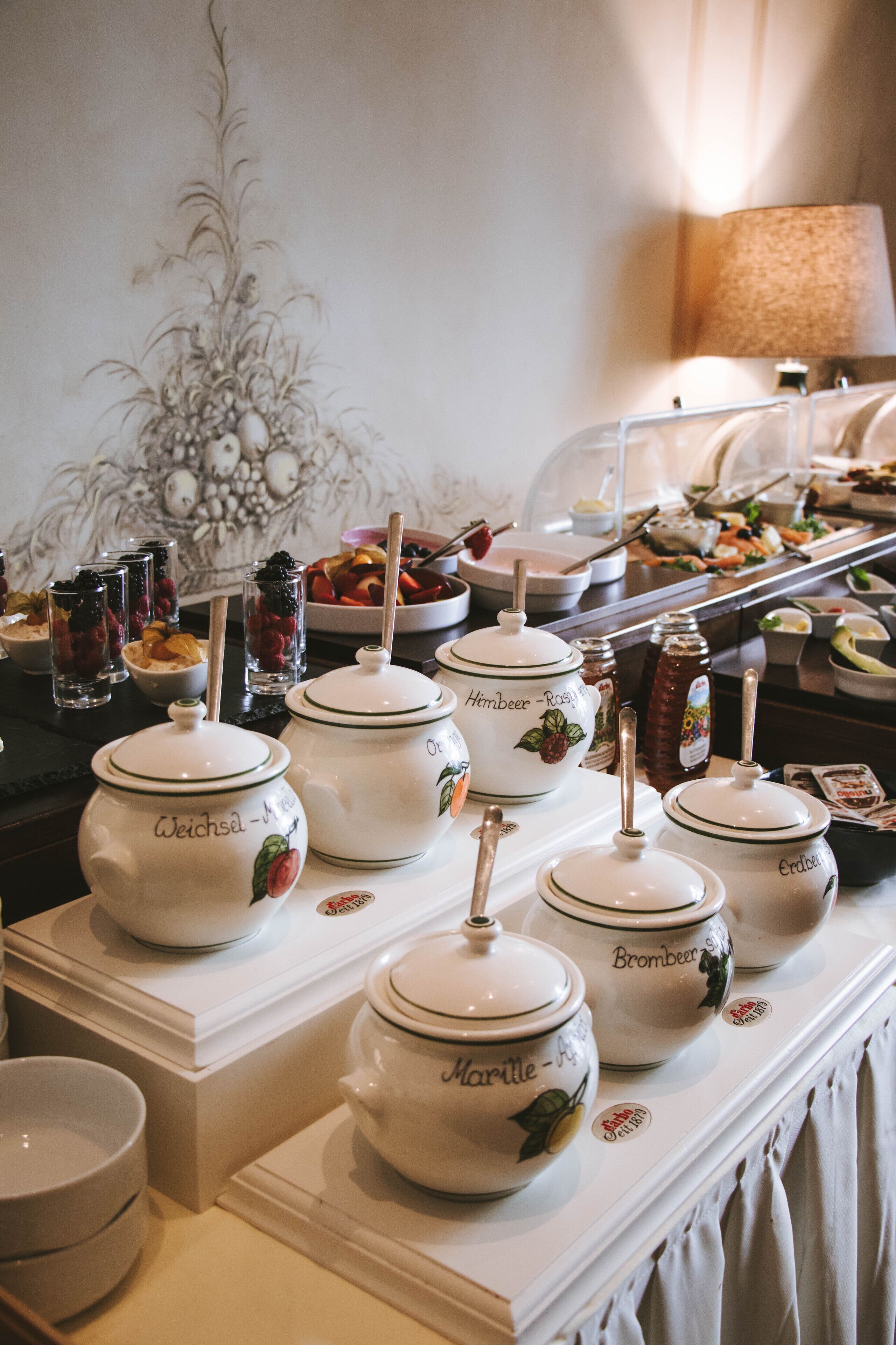 Pequeno-almoço tipo buffet diário mediante uma taxa 