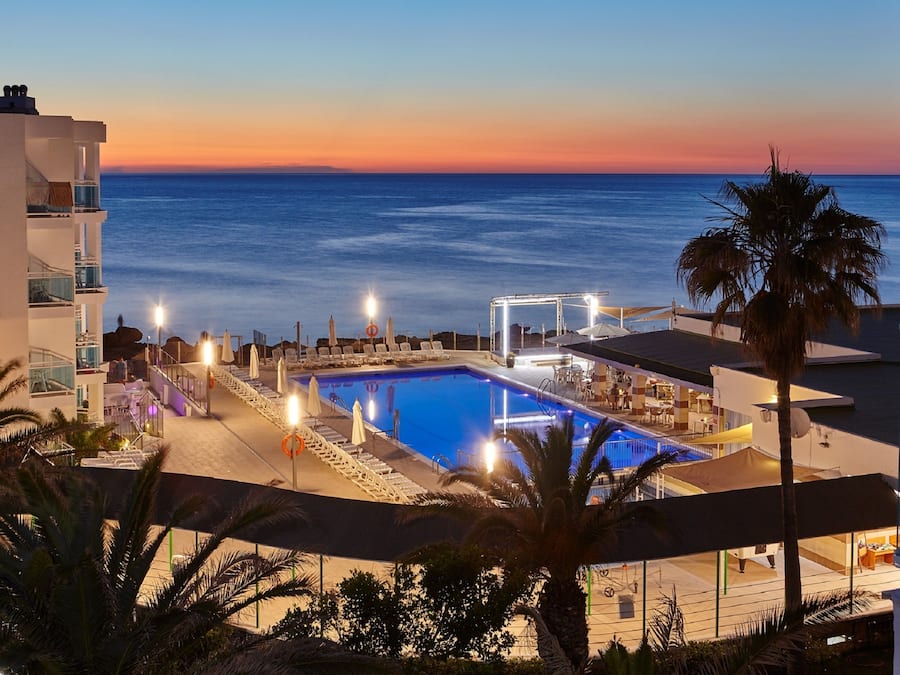 Piscina exterior, guarda-sóis, espreguiçadeiras