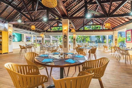 Pequenos-almoƧos, almoƧos, jantares servidos, cozinha francesa