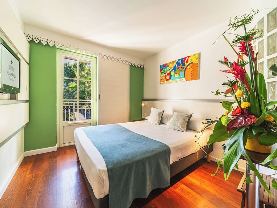 Quarto Clássico com Cama de Casal