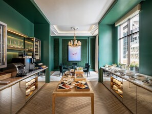 Café da manhã com buffet todos os dias (HKD 295 por pessoa) 