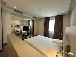 Quarto Quádruplo (with Private Garage) | Edredões de penas, minibar, cofre no quarto 