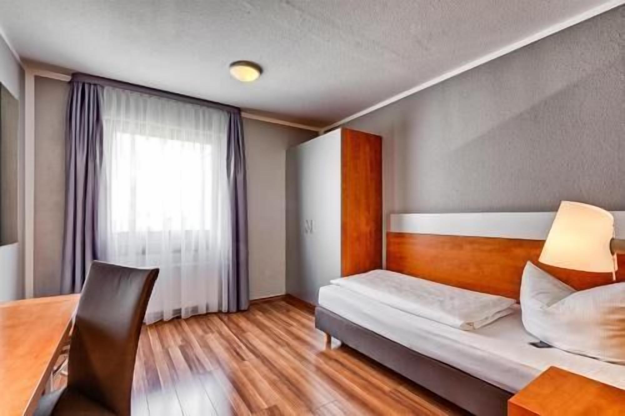 Roupa de alta qualidade, cofre no quarto, secretária 