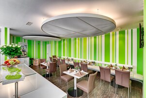 Pequeno-almoço tipo buffet nos dias úteis (18 EUR por pessoa) 