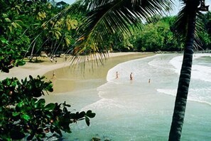Na praia, espreguiçadeiras, toalhas de praia 