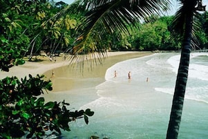 Na praia, espreguiçadeiras, toalhas de praia 