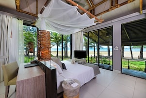 Deluxe Beachfront Villa | Roupas de cama premium, frigobar, cofres nos quartos, cortinas blackout