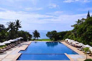 2 piscinas exteriores, guarda-sóis, espreguiçadeiras