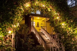 Fachada da propriedade à noite
