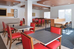 Café da manhã com buffet grátis todos os dias