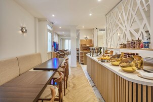 Café da manhã com buffet todos os dias (EUR 16 por pessoa) 