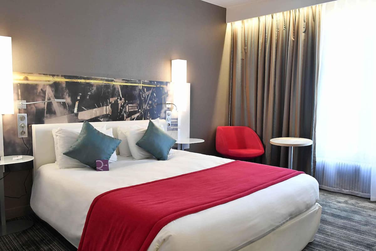 Minibar, cofre com capacidade para portátil, secretária