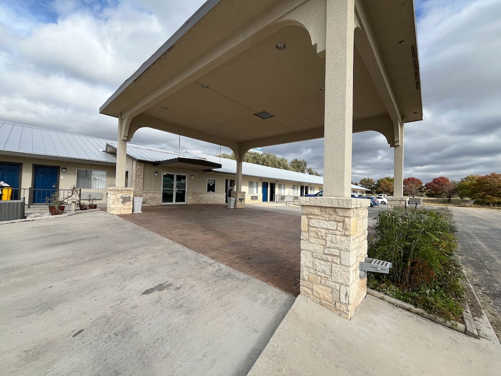 Motel 6 Junction, Texas - Llano River - Texas