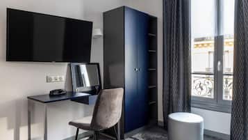 Quarto Clássico com Cama de Casal | Cofre no quarto, secretária