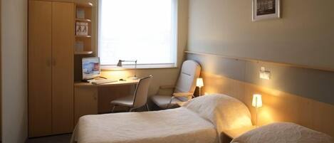 Quarto Standard | Secretária, cortinas/cortinados opacos, ferro/tábua de engomar