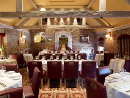 2 restaurantes: servem almoços e jantares