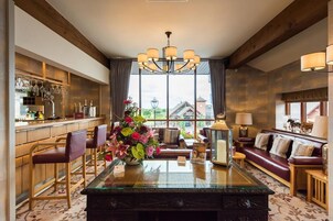 Serve almoço e jantar 