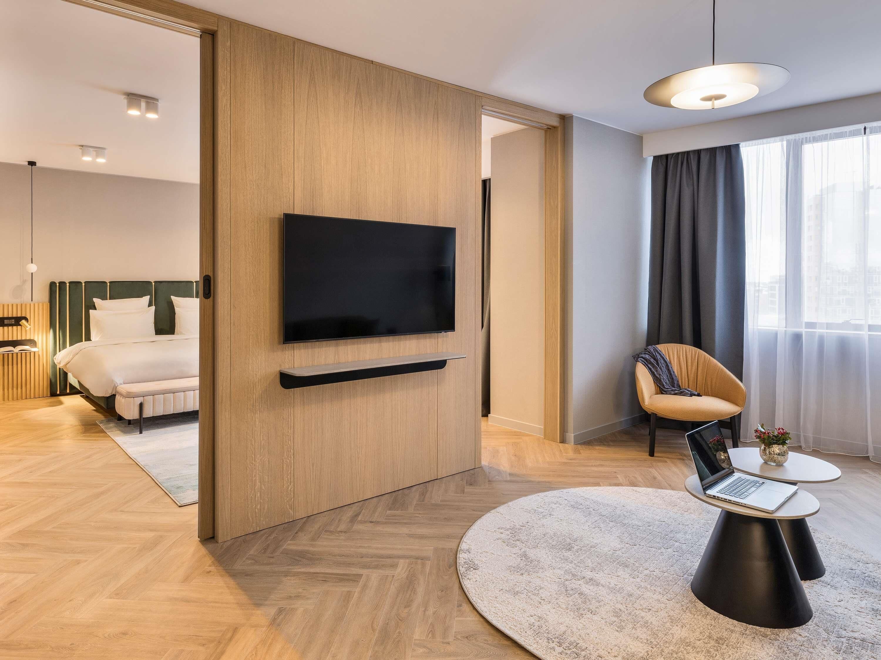 Suíte júnior, 1 cama King e sofá-cama | Roupas de cama premium, frigobar, cofres nos quartos, escrivaninha