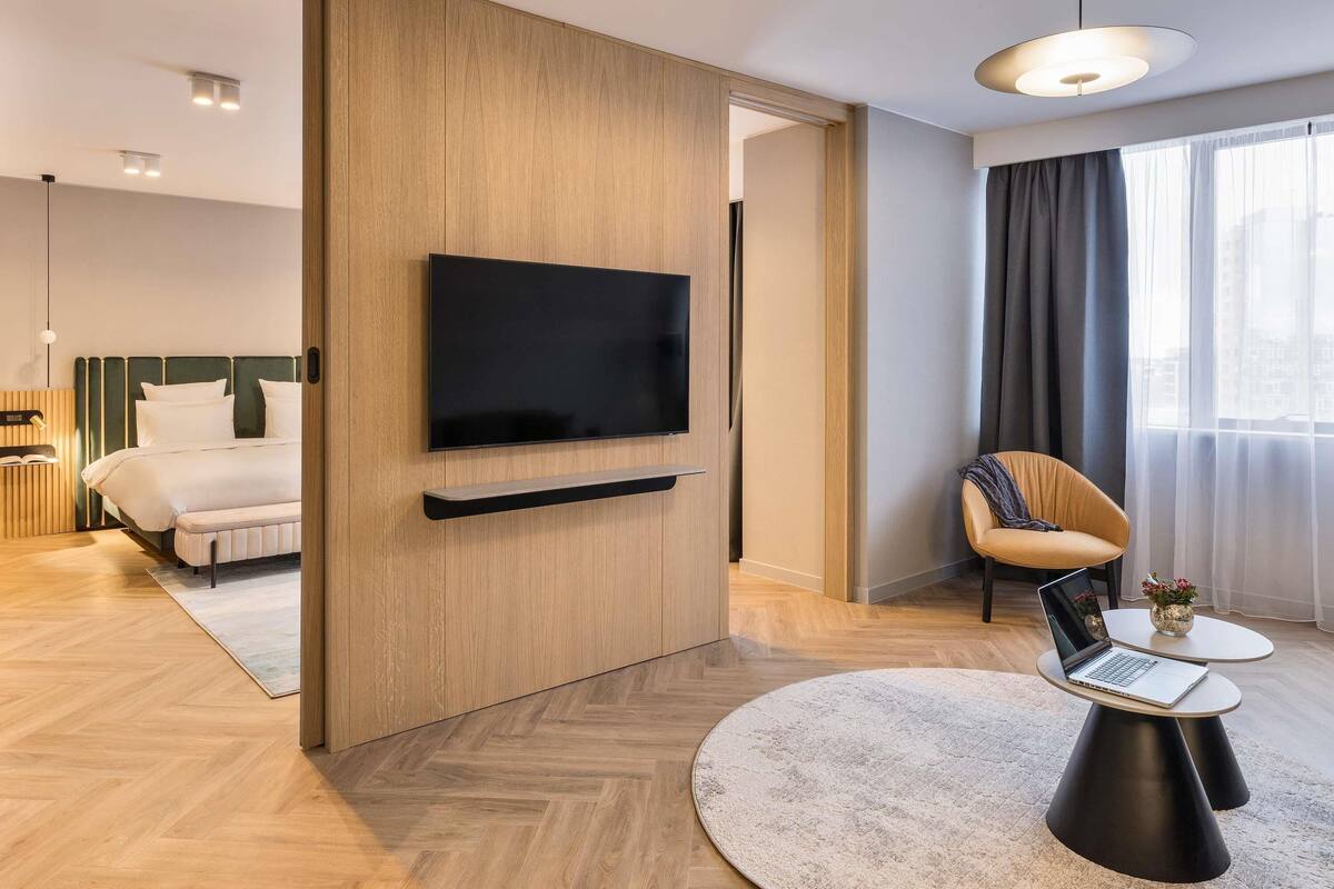 Suíte júnior, 1 cama King e sofá-cama | Roupas de cama premium, frigobar, cofres nos quartos, escrivaninha