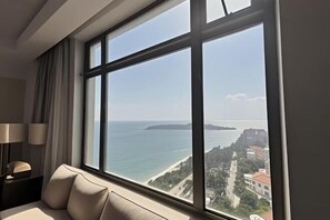 Minibar, cofre no quarto, despertadores