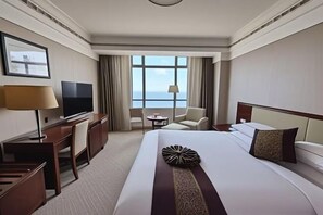 Minibar, cofre no quarto, despertadores 