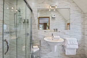 Quarto luxo | Banheiro | Chuveiro, produtos de toalete grátis, secador de cabelo 