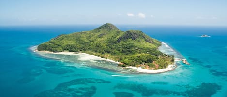 Uma praia privada, praia de areia branca, espreguiçadeiras