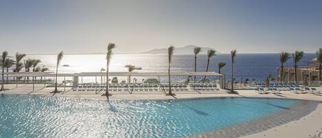 2 piscinas interiores, 3 piscinas exteriores, espreguiçadeiras