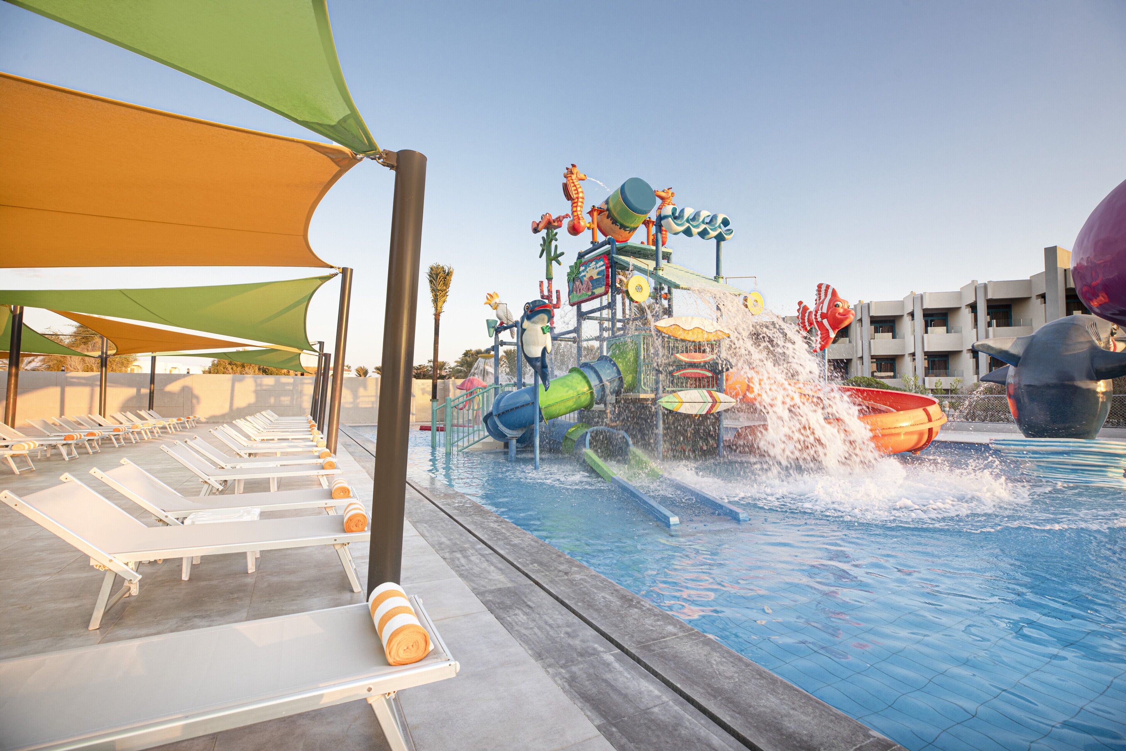 2 piscinas internas, 3 piscinas externas, espreguiçadeiras
