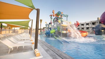 2 piscinas internas, 3 piscinas externas, espreguiçadeiras