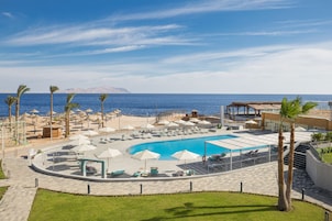 2 piscinas interiores, 3 piscinas exteriores, espreguiçadeiras