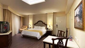 Quarto superior, 1 cama King (Expedia) | Banheiro | Produtos de toalete grátis, secador de cabelo, toalhas de banho