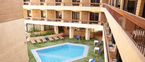 Piscina exterior, espreguiçadeiras