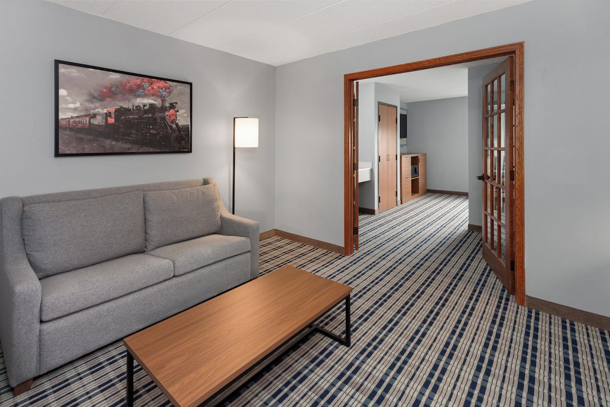 Suíte luxo, 1 cama King, para não fumantes (One-Bedroom) | Cofres nos quartos, escrivaninha, espaço de trabalho para notebook