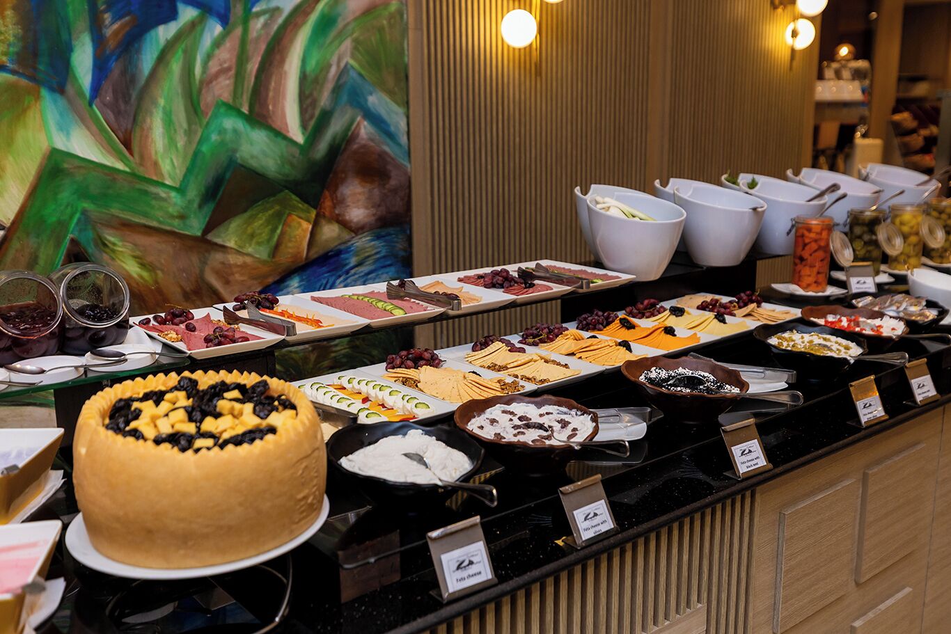 Buffet com diversos alimentos e um bolo.