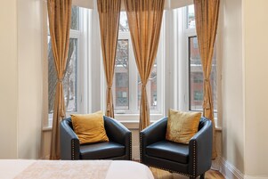 Quarto quádruplo standard, 2 camas Queen | Quartos à prova de som, ferros/tábuas de passar roupa, Wi-Fi de cortesia