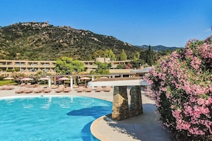 Piscina externa sazonal, funciona das 10h às 19h, guarda-sóis