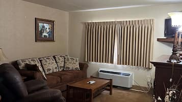 Suite, 1 cama queen-size e sofá-cama | Sala de estar | Televisor