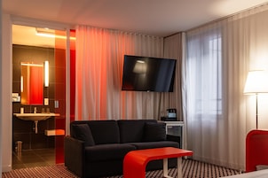Quarto superior, 1 cama King, para não fumantes | Cofres nos quartos, escrivaninha, espaço de trabalho para notebook