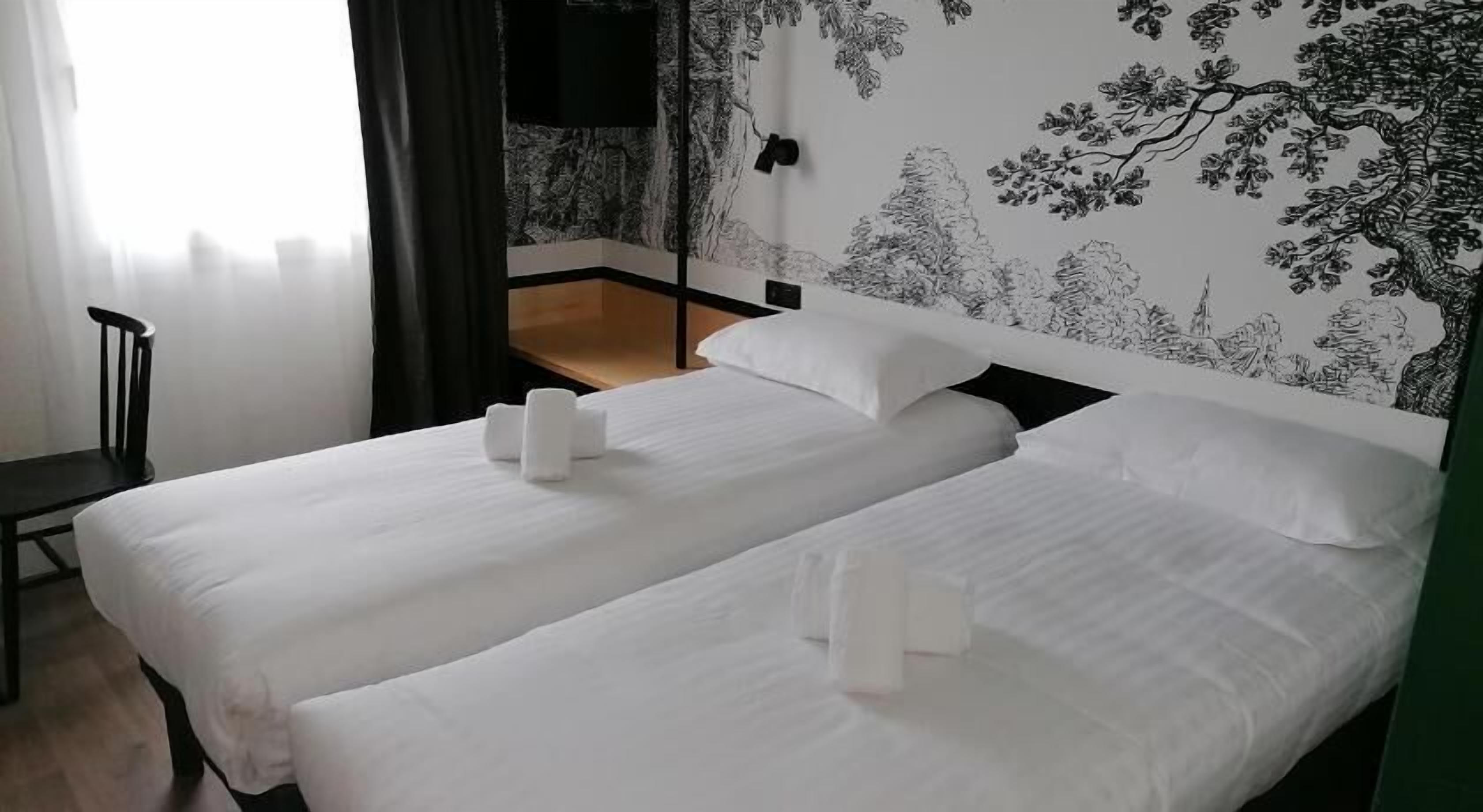 Escrivaninha, quartos à prova de som, ferros/tábuas de passar roupa