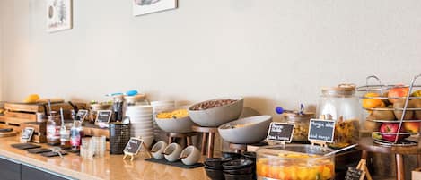 Pequeno-almoço tipo buffet diário mediante uma taxa