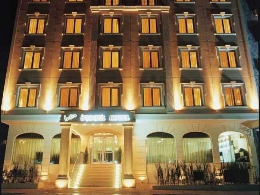 Fachada do alojamento (tarde/noite)