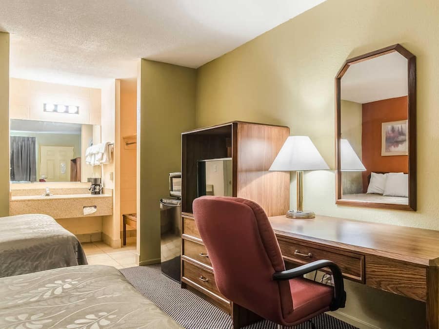 Quarto, 2 camas de casal, para fumantes | Roupas de cama premium, individualmente mobiliados, escrivaninha