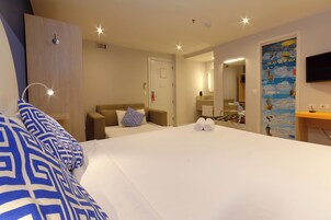 Quarto família | Frigobar, individualmente decorados, escrivaninha, cortinas blackout