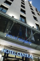 Um edifício de hotel com uma placa grande que diz 'HOTEL CENTRAL'.