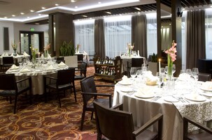 Pequenos-almoços, almoços, jantares servidos, cozinha internacional 