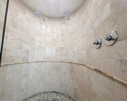 Master Suite with jacuzzi and street view | Cofre no quarto, com decoração personalizada 