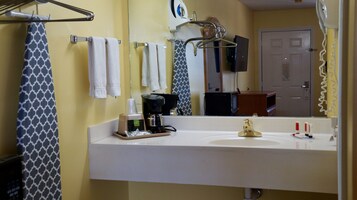 Quarto, 2 camas de casal, não fumadores | Lavatório na casa de banho