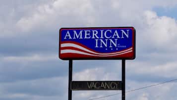 Placa do American Inn of Kinder com a mensagem 'SEM VAGAS'.